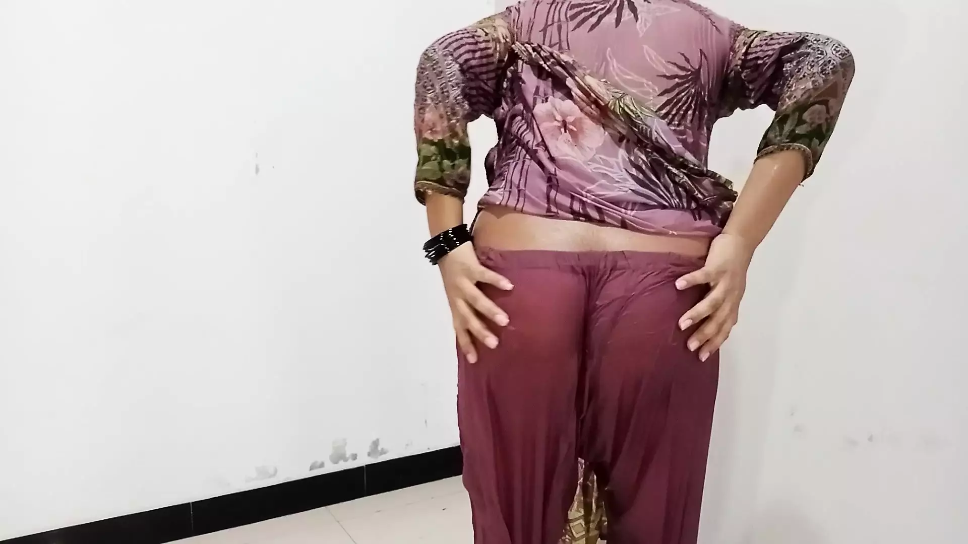 女同性恋女孩在房子里手淫 Xhamster
