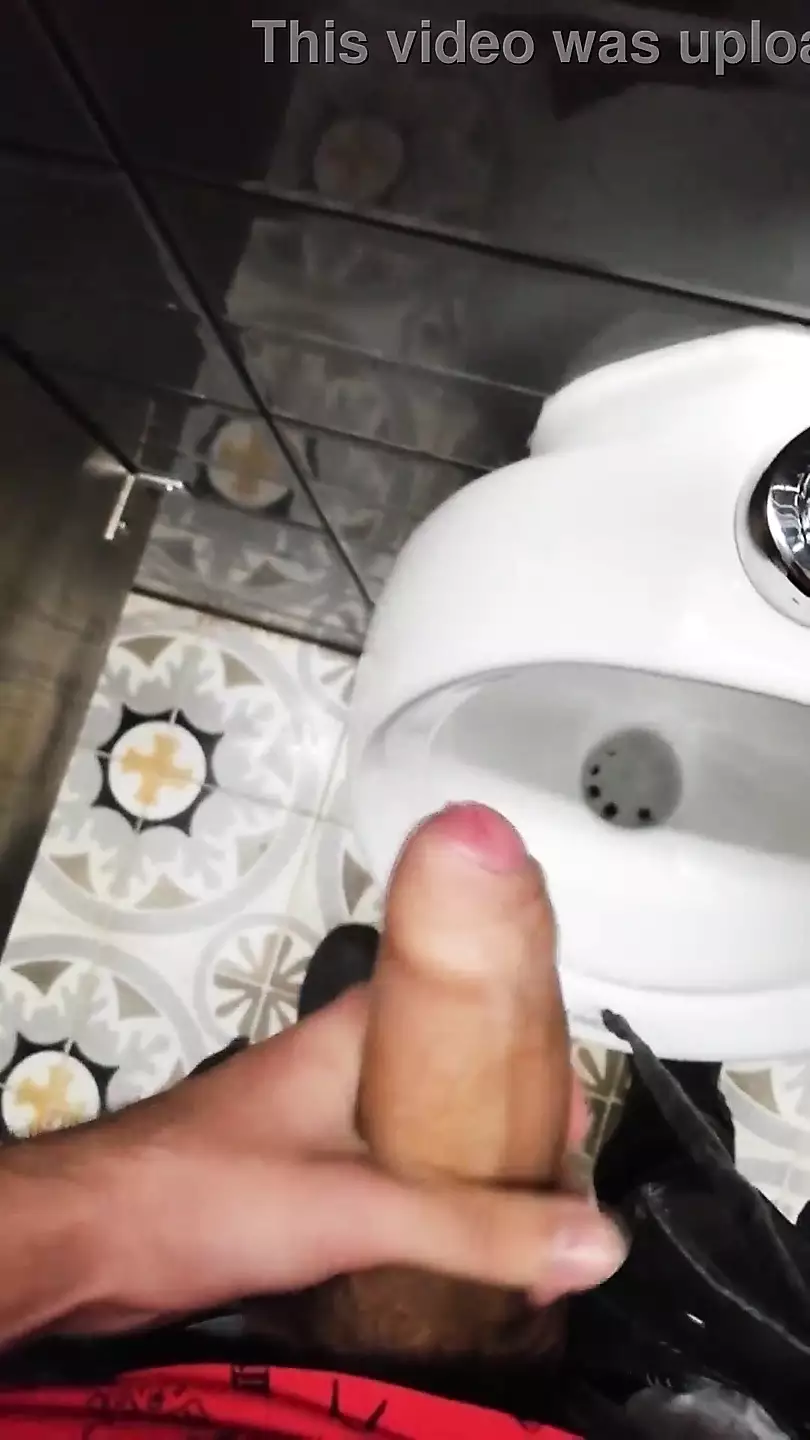 在不同的公共浴室里抽插我未割包皮的大鸡巴，直到我射精 Xhamster