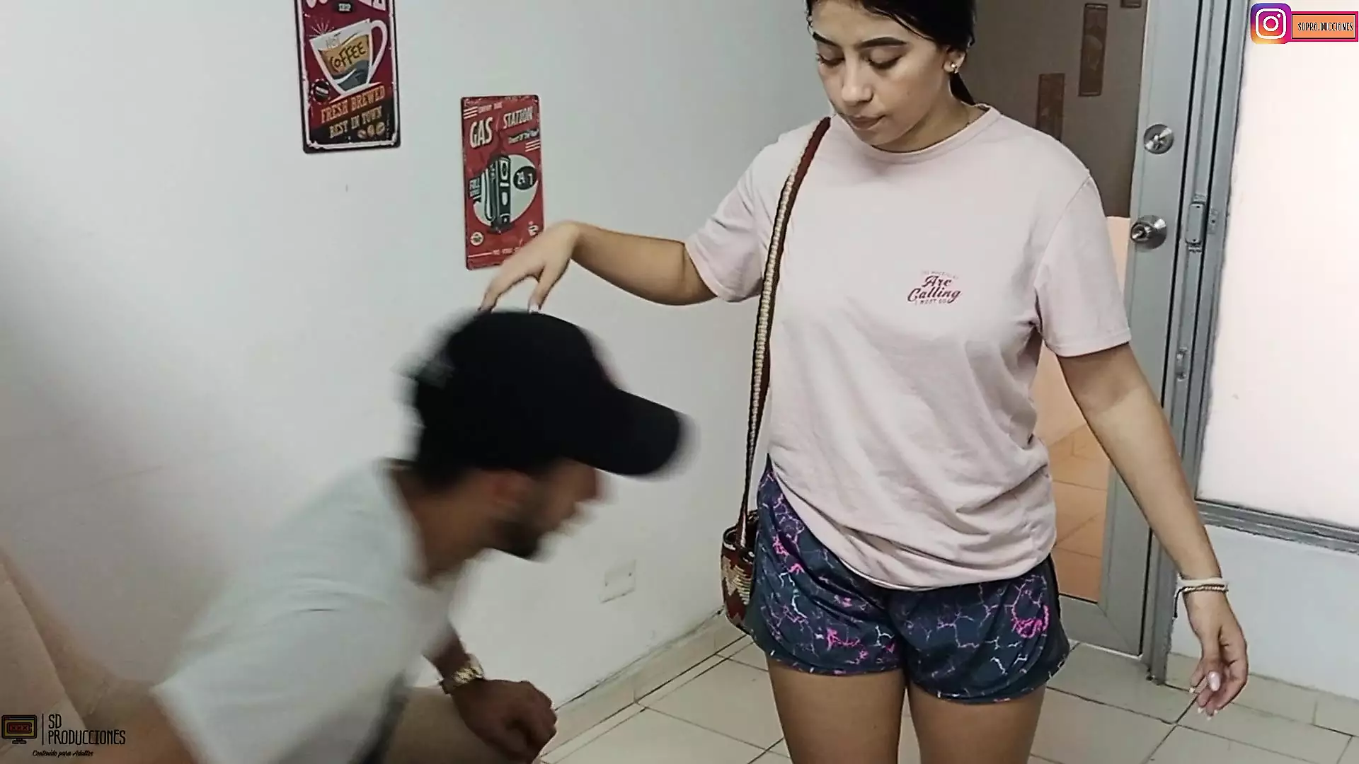 Llega mi hermanastra a la habitacion para quedarse conmigo, me pongo bien cachondo y terminamos ...