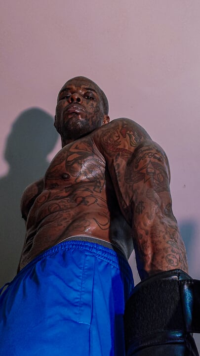 Un grande cazzo nero peloso venera hallelujah johnson (Allah accarezza il suo cazzo enorme ...