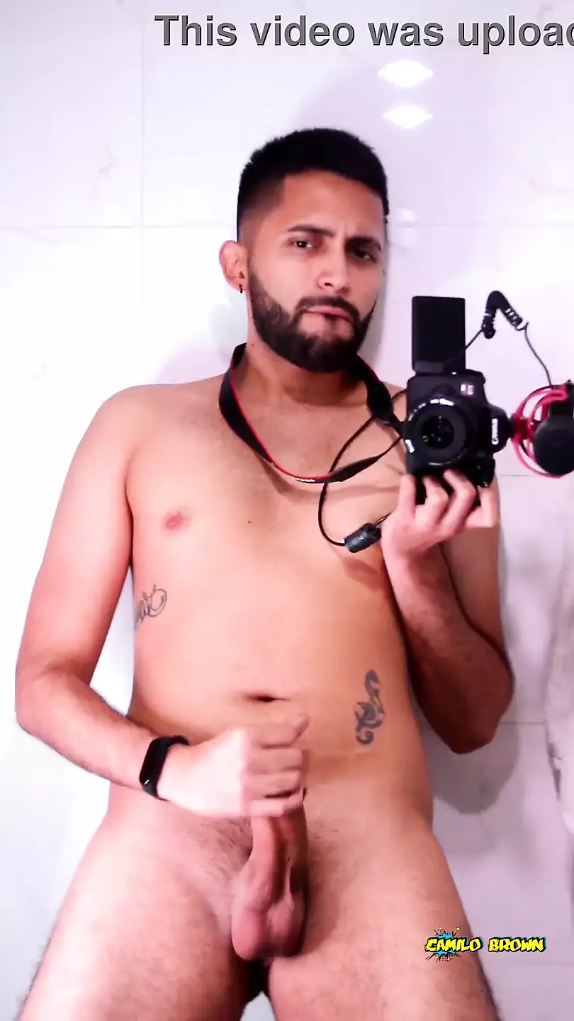 Un jeune latino excité caresse sa grosse bite non coupée dans le miroir jusqu'à ce qu'il jouisse ...