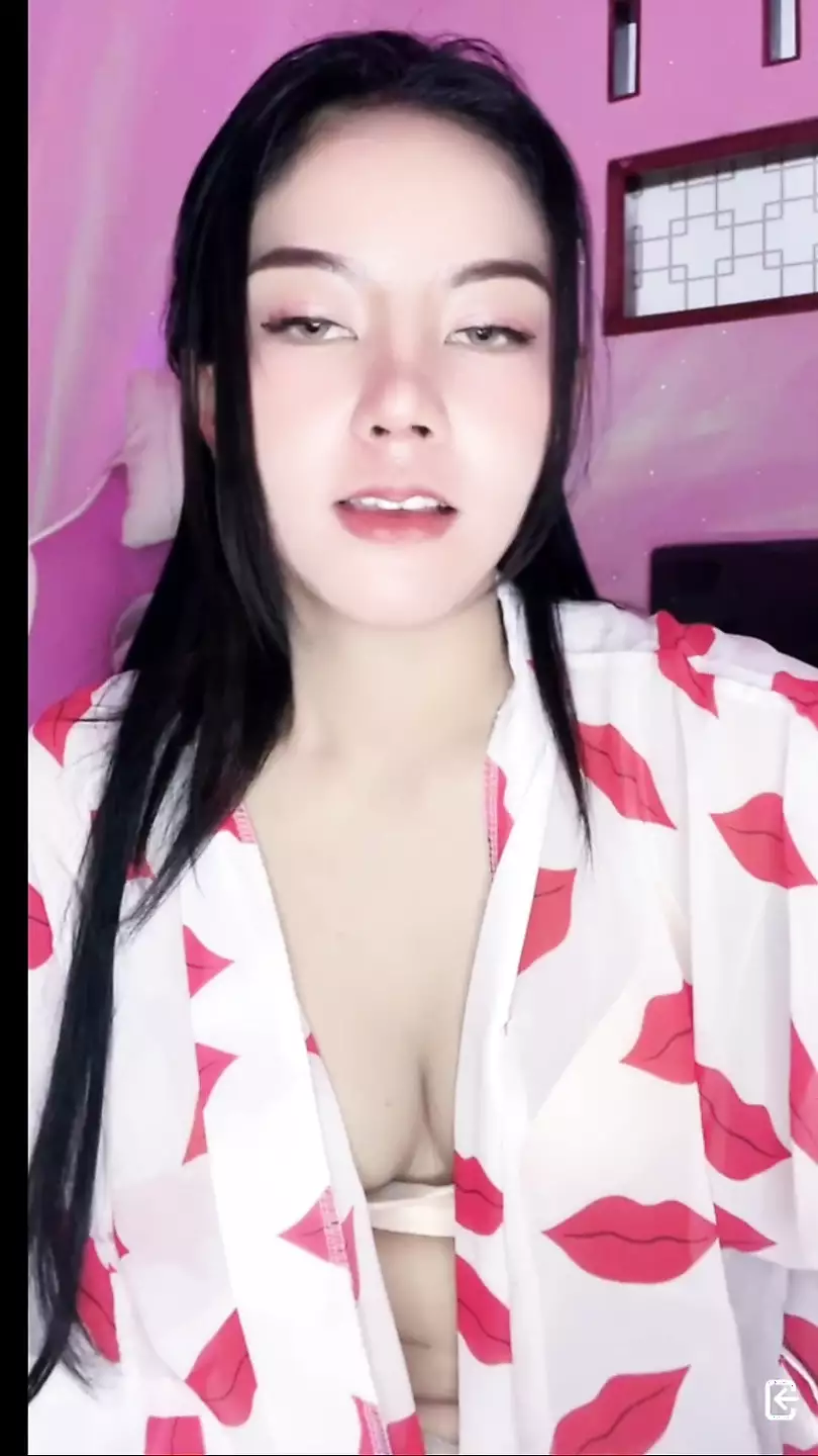 Bagian 2 Gadis Hot Asia Lagi Asik Muasin Memeknya Pakai Masker Sampai