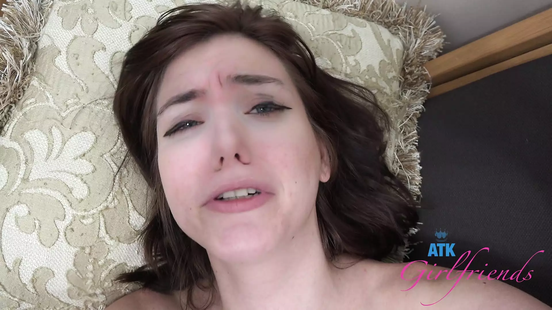 Super Sexy Valentina Jade Amateurin Mit Hübschen Blauen Augen Lutscht Schwanz Und Orgasmen An