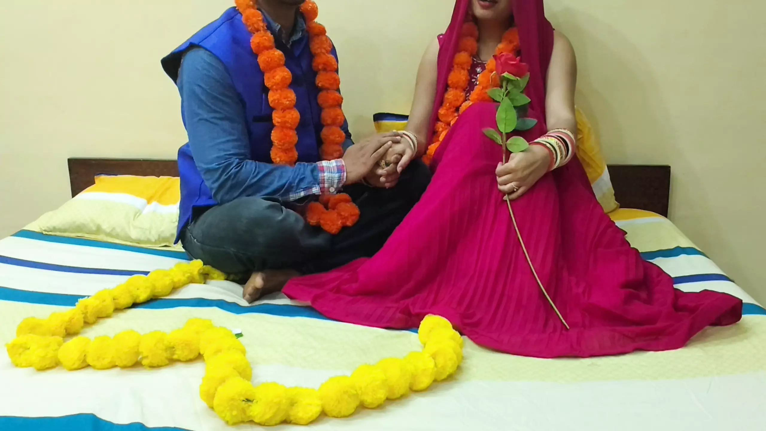 Prima notte di una bellissima ragazza indiana appena sposata con suo marito | xHamster