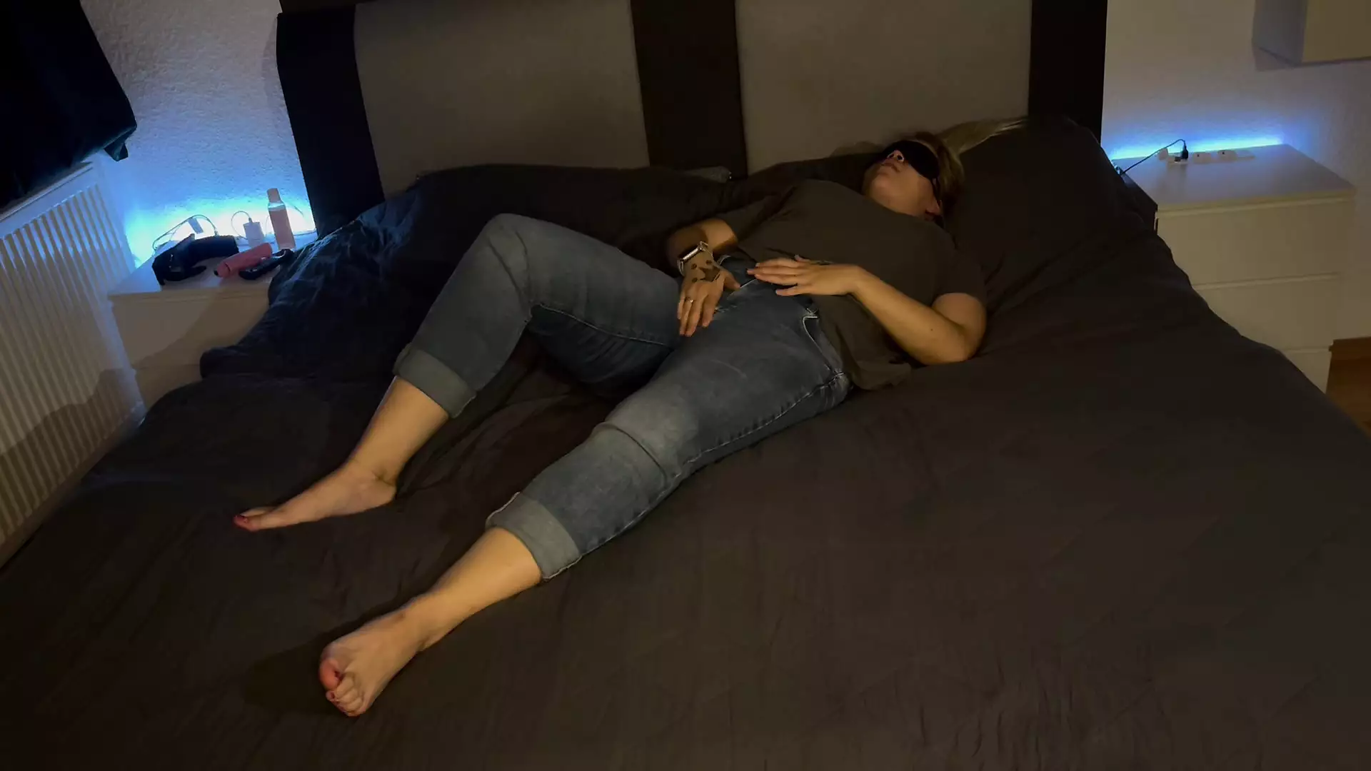 自慰床上的眼睛绷带高潮呻吟颤抖阴蒂摩擦饥渴湿润前戏吹克莱德的头脑 | xHamster