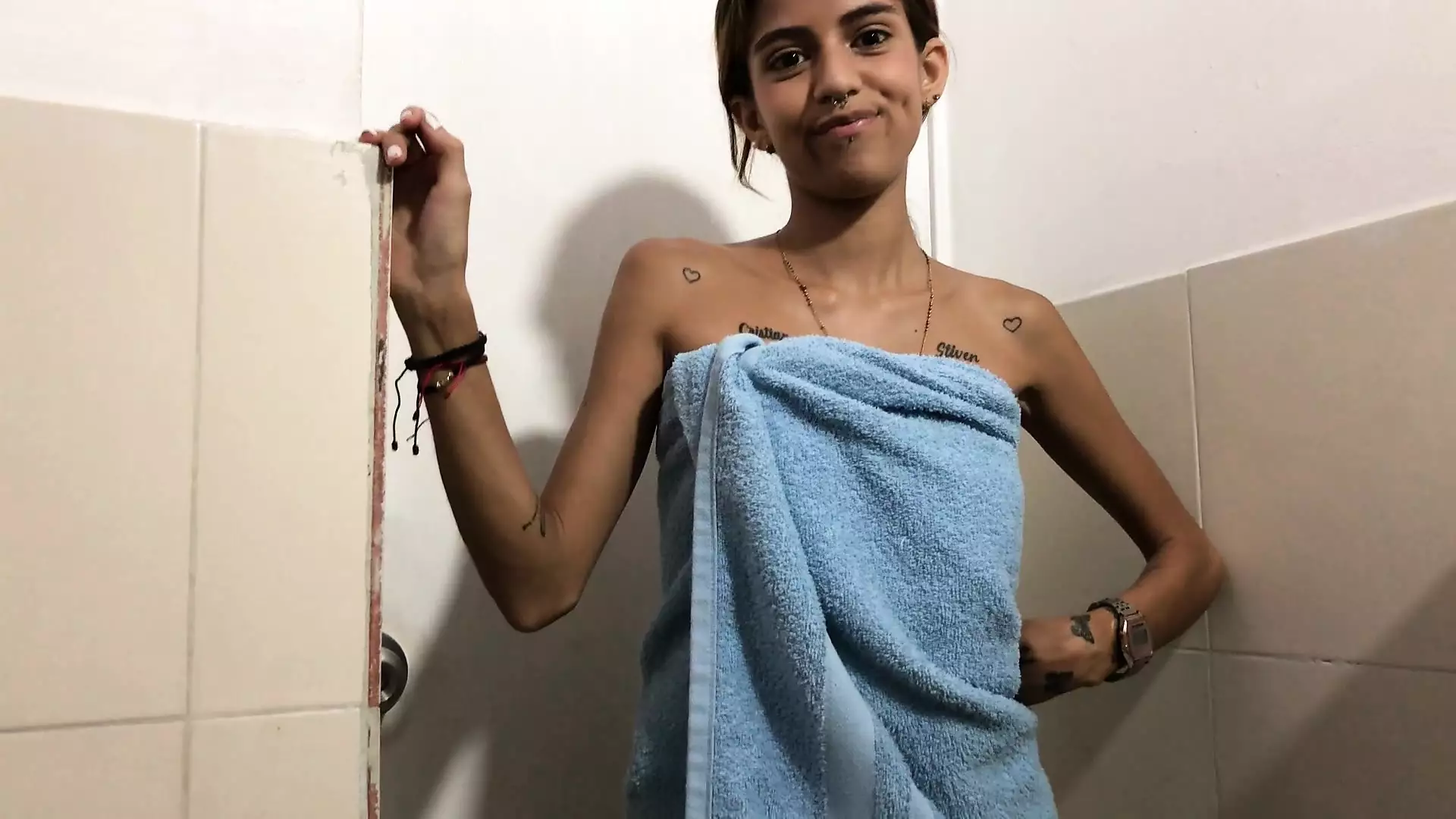 Mi Hermanastra Me Encuentra Masturbándome En Su Baño Y Me Da El Placer