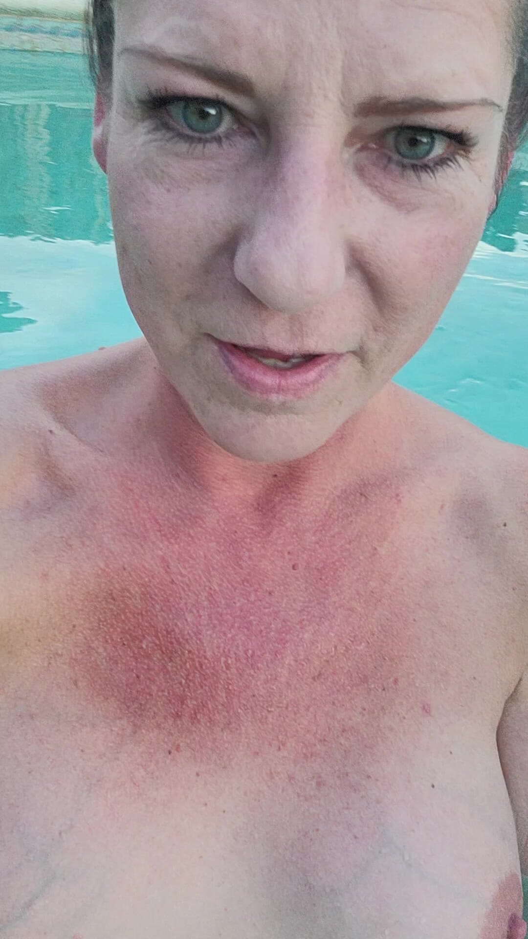 Une MILF sexy à poil fume, chante et nage | xHamster