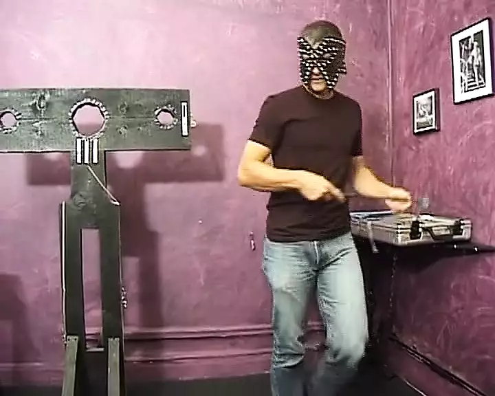 Sexy Deutsche Blondine Mit Verbundenen Augen In Bdsm Action Von Hinten