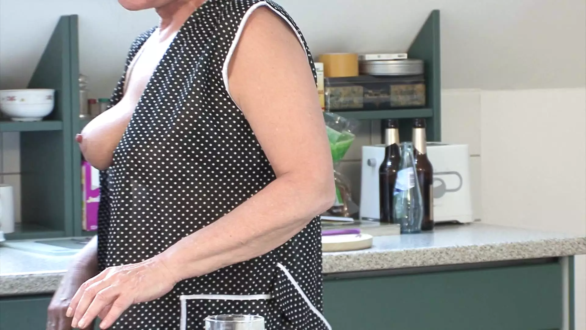 Mogen äldre Kvinna Knullar Med Sin Yngre Vän På Spisen Tills Orgasm