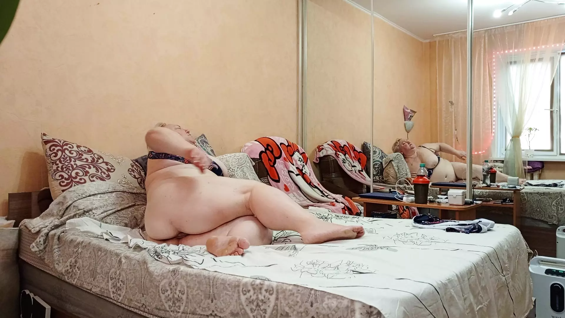 Une belle-mère masturbe sa chatte charnue le soir | xHamster