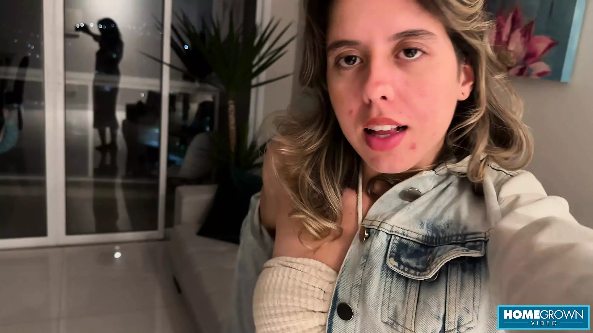 Lucky Dude Has Threesome With Scarlett Taylor And Naomi Belly Fetish