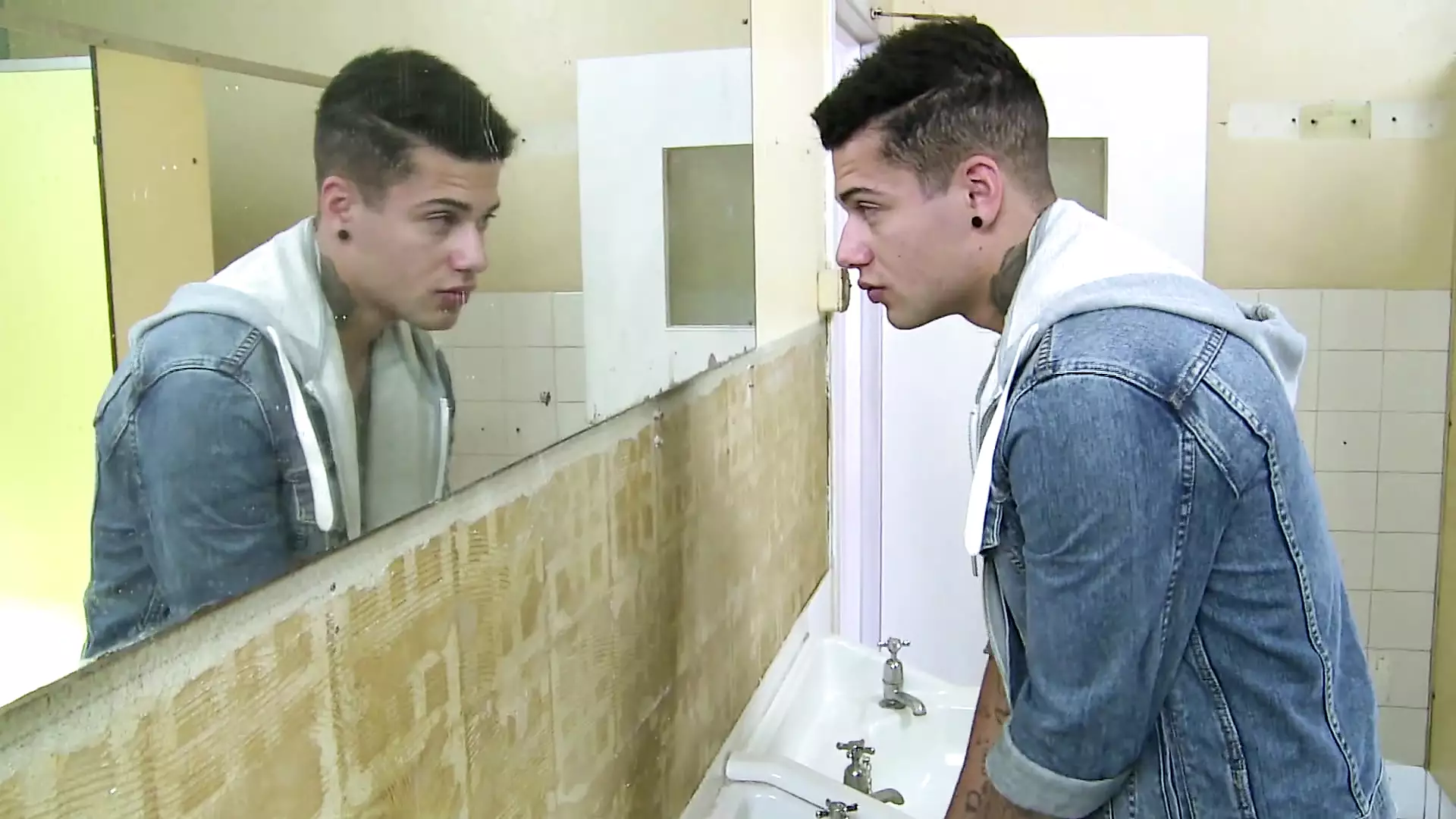 Des Garçons Gays En Baskets Aiment La Baise Dans Les Toilettes Tant Que
