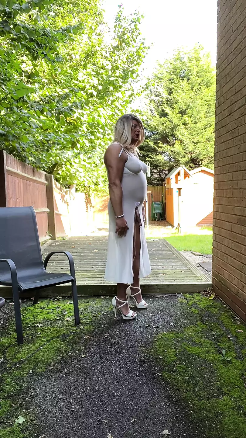 Sexy Crossdresser kellycd2022 en lingerie blanche et bas | xHamster