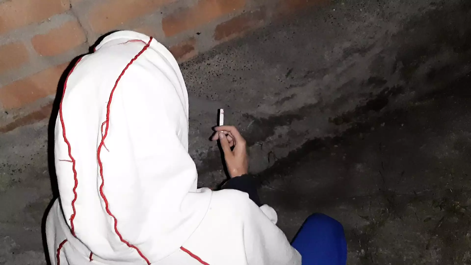 Jai Surpris Ma Demi Sœur En Train De Fumer Une Cigarette Et Pour Ne Le
