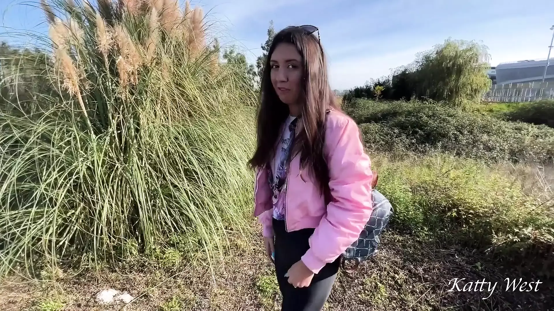 Il Surprend Une Fille En Train De Pisser Dans Les Buissons Et Lemmène
