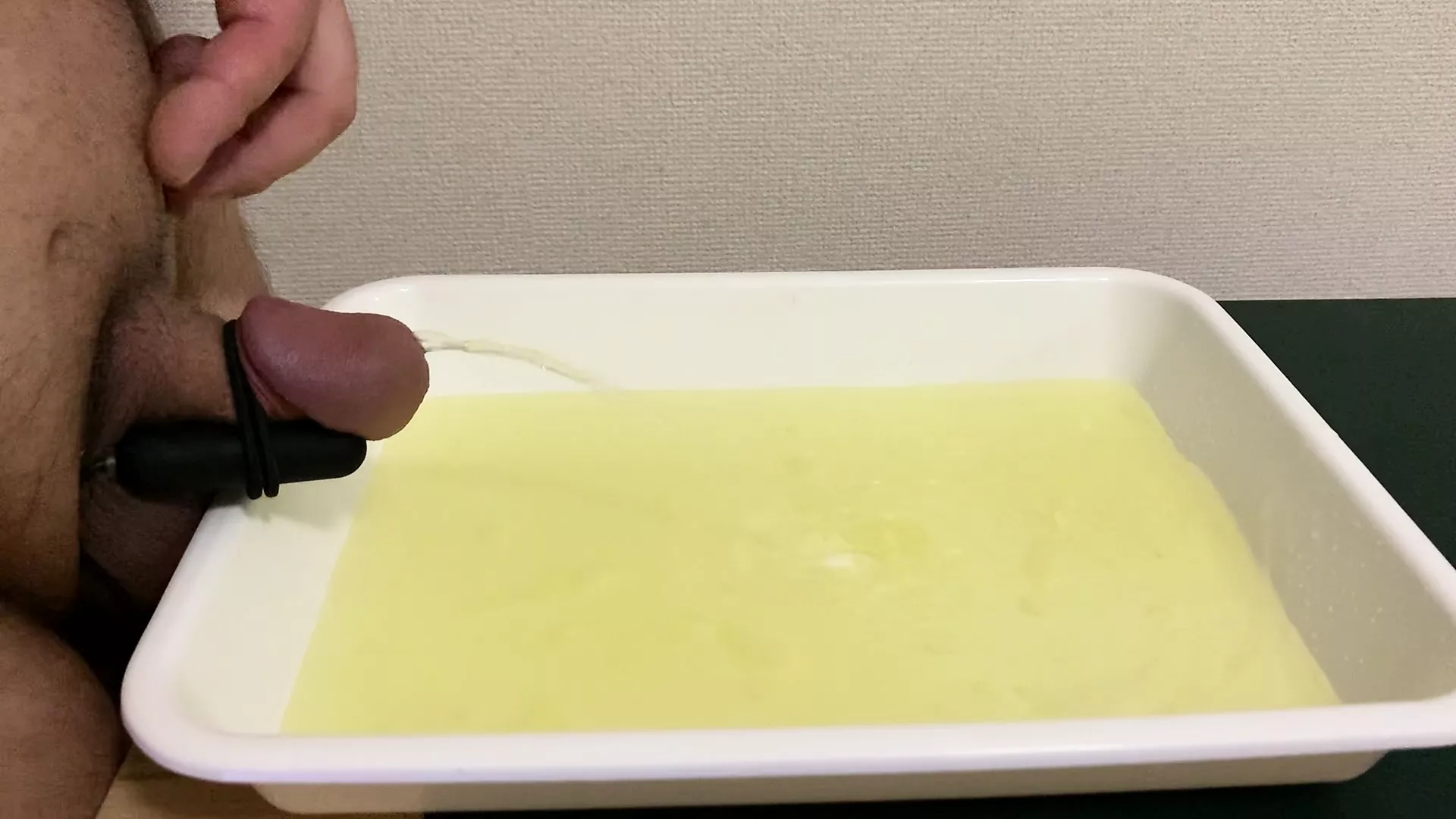 Dikke man met kleine penis masturbeert met vibrerende eieren die klaarkomen en pist | xHamster