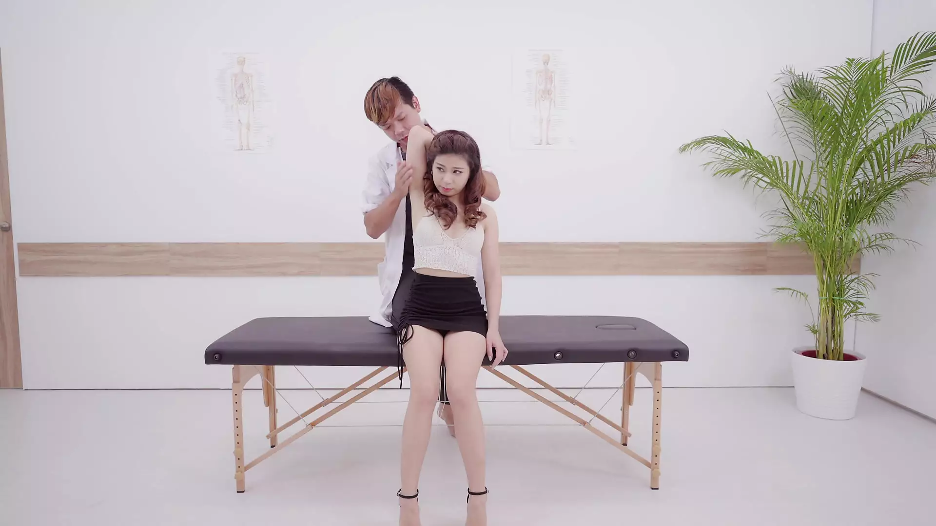 Der chinesische Teenager Yuli sehnt sich nach einer Massage und genießt es, ihm eine Sexmassage ...