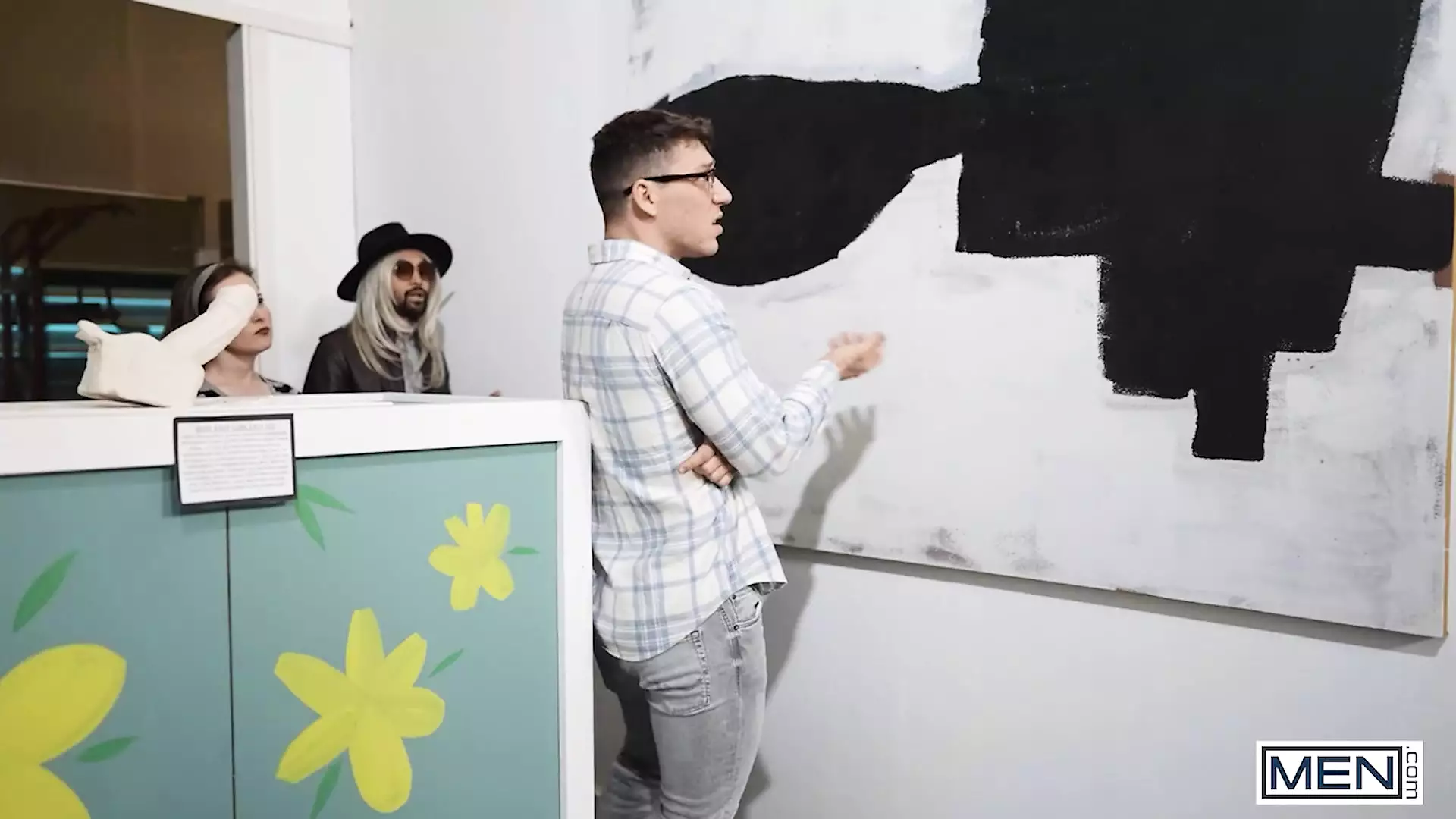 男人 Paul Canon在艺术画廊里发现了一个寻欢洞,并把他的鸡巴伸进去,发现pierce Paris的嘴在等待 Xhamster