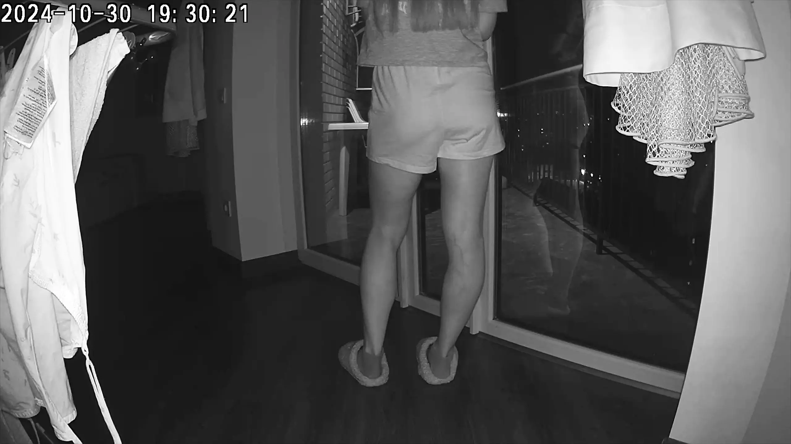 La Esposa Se Folla A Su Jefe Por Las Deudas De Su Marido Mientras él No