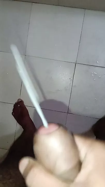 Branlette dans la salle de bain | xHamster