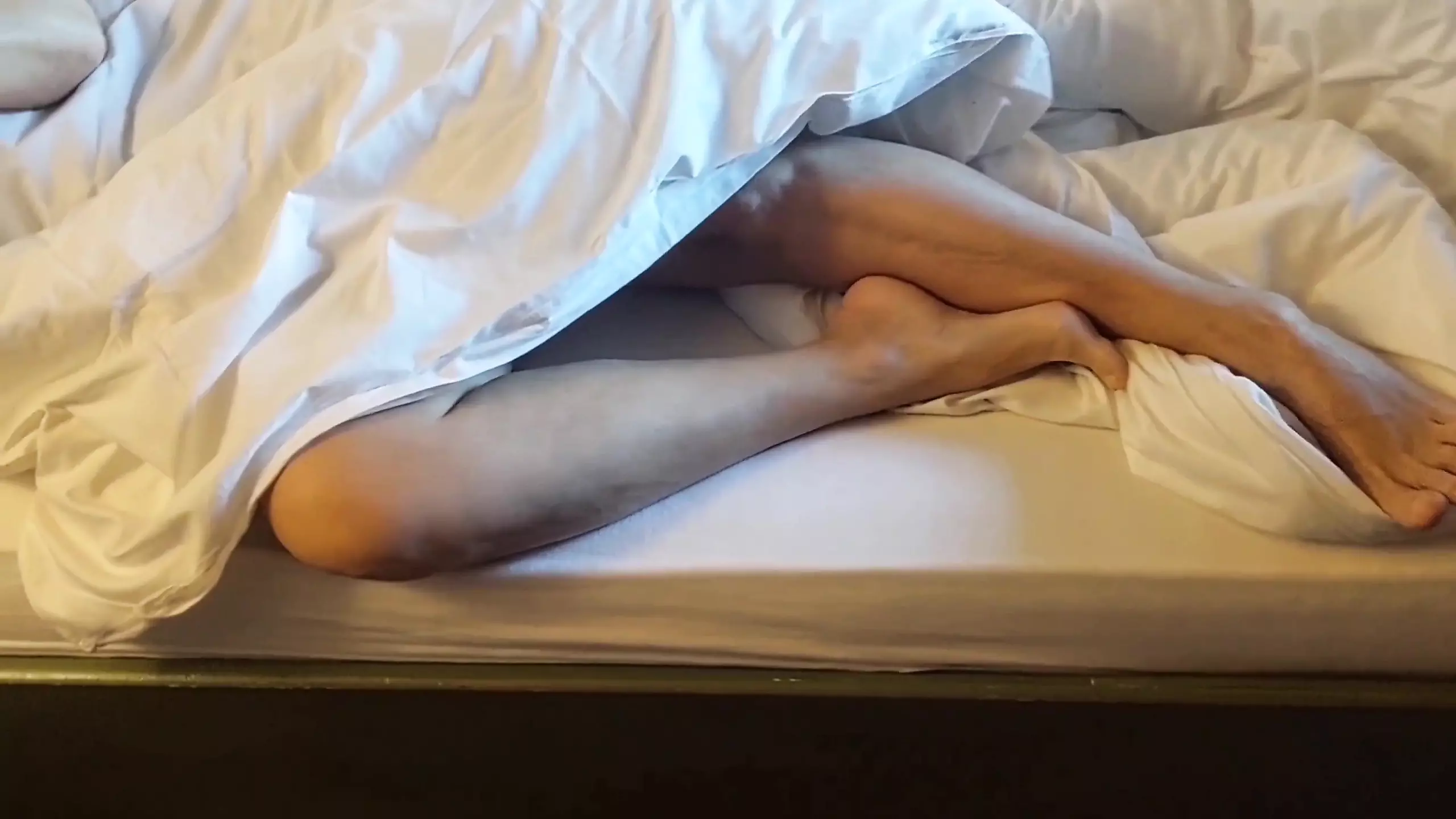 性感的金发熟女人妻享受裸体姿势和性爱 Xhamster