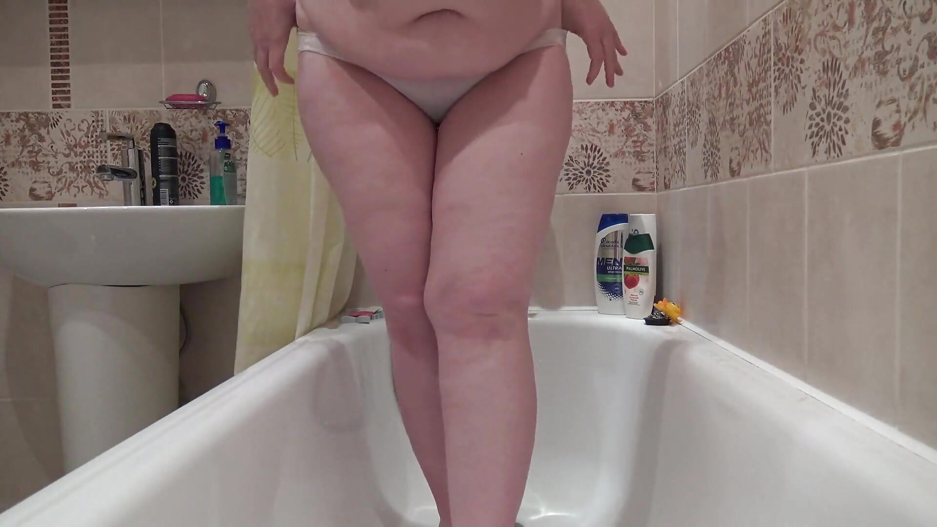 Heiße Vollbusige Milf Fickt Rasierte Muschi In Schwarzen High Heels