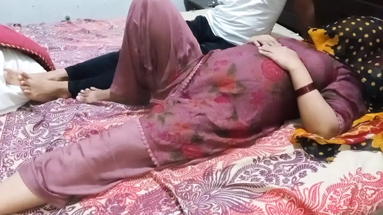 Sardi Me Stepmom Ke Sath Bed Share Kiya To Stepmom Ki Moti Gand Ko Chodaとヒンディー語オーディオ Xhamster