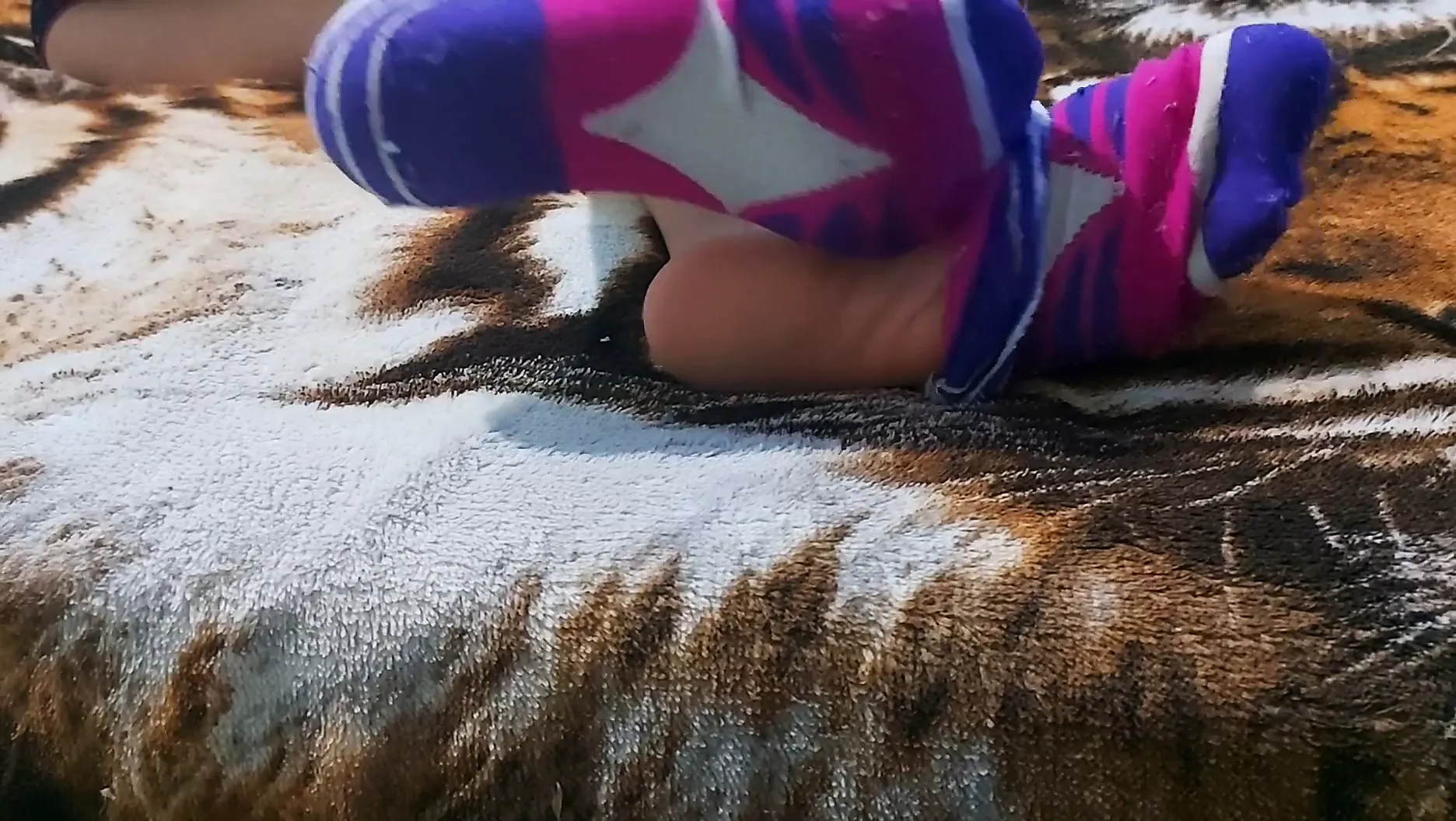 Russische Füße Ziehen Die Socken Aus Und Zeigen Den Sex An Den Sohlen