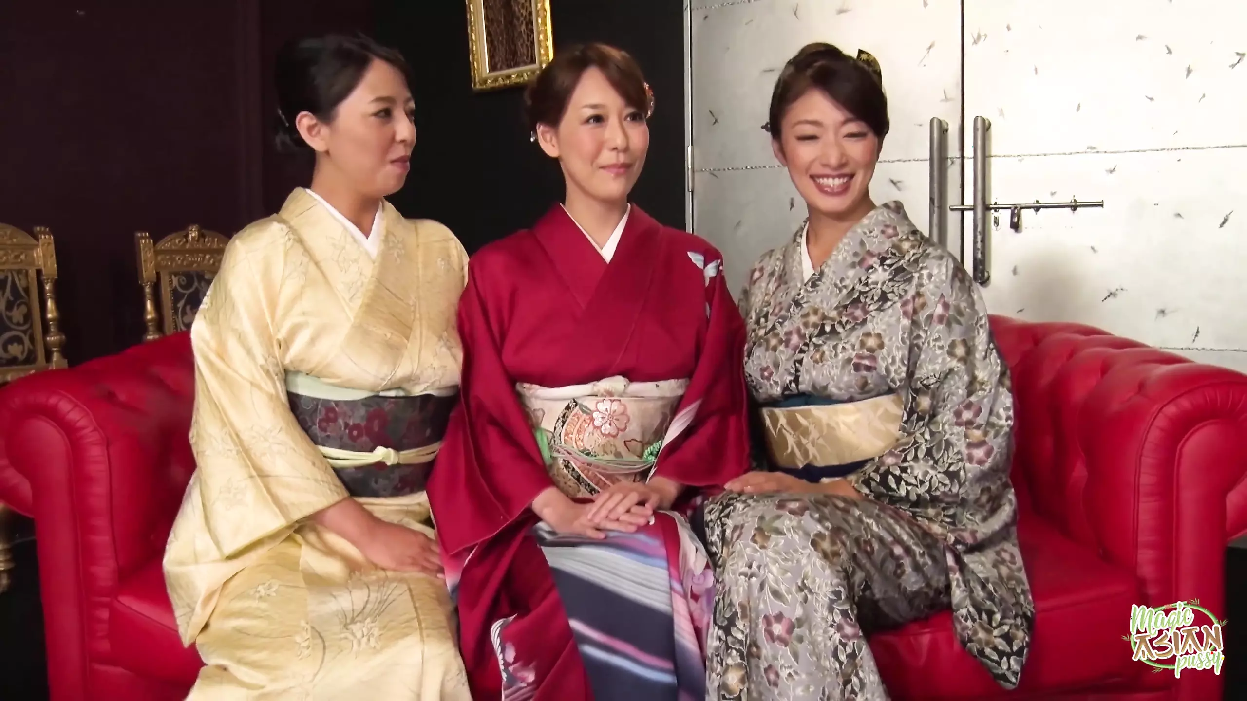 Cewek Cewek Hot Asia Lagi Asik Masifkan Kimono Mereka Saat Mereka Lagi