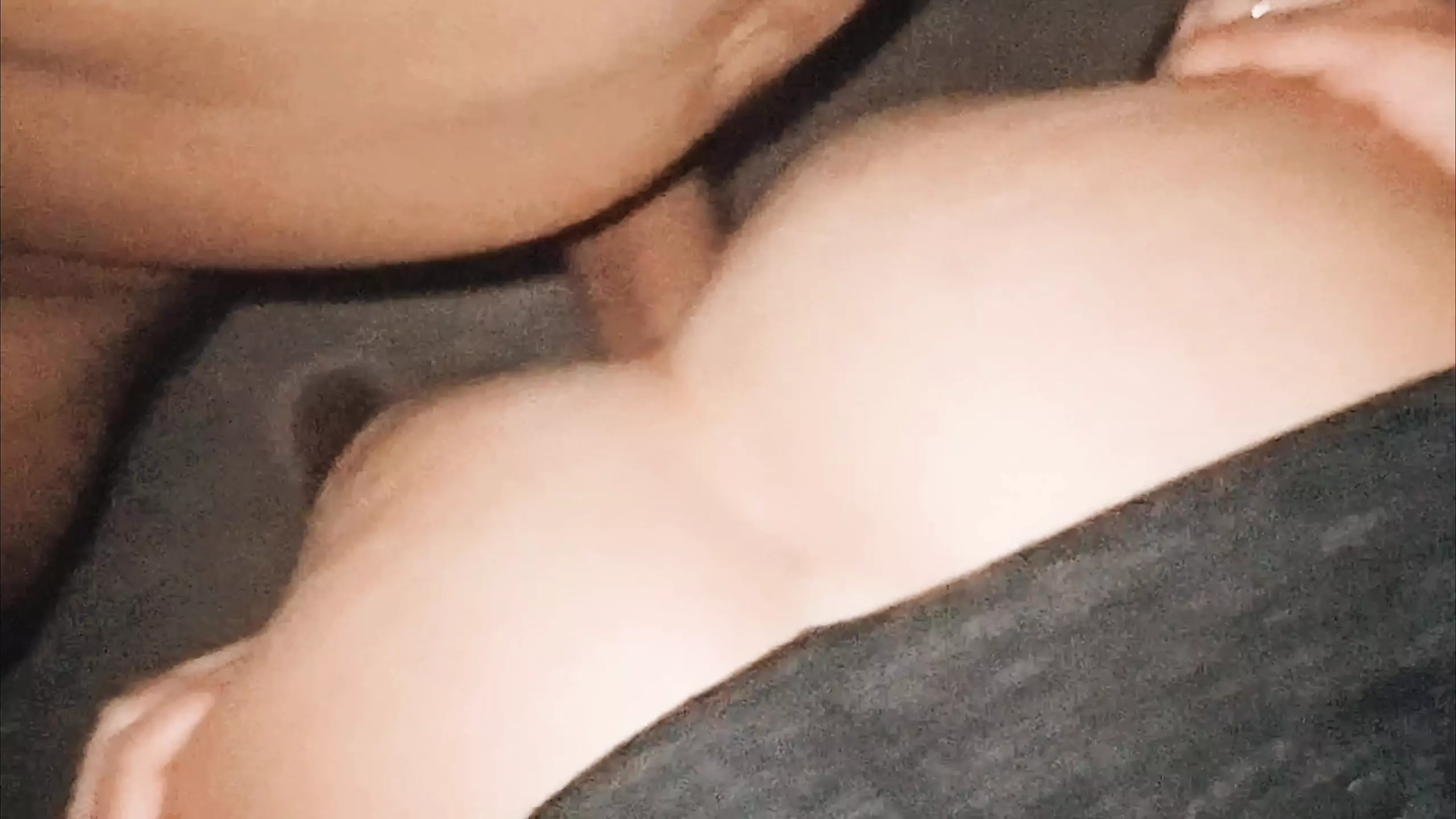 Baise risquée, échappant au barbecue familial pour sentir cette grosse bite épaisse en moi ...