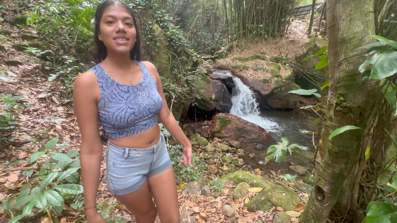 Eu Vou Em Uma Caminhada Na Floresta Com Minha Pequena Meia Irmã E