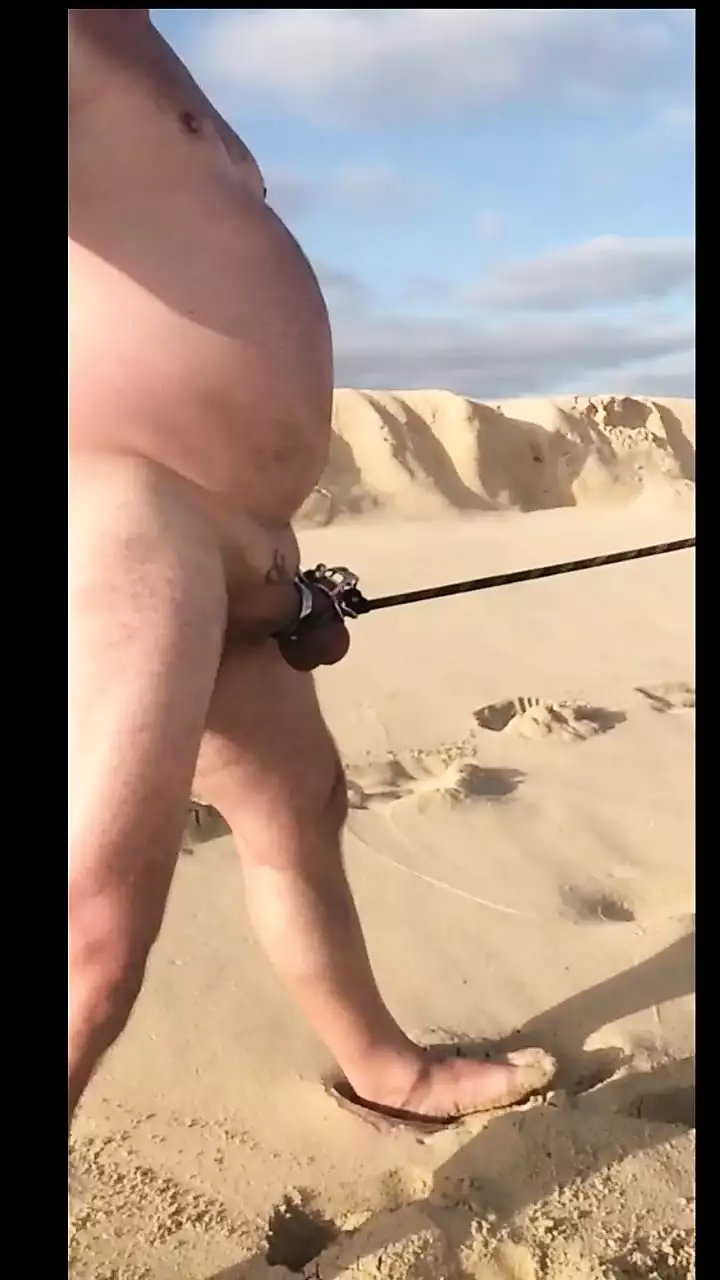Un mari cocu se fait humilier en cage de chasteté, promenade sur la plage | xHamster