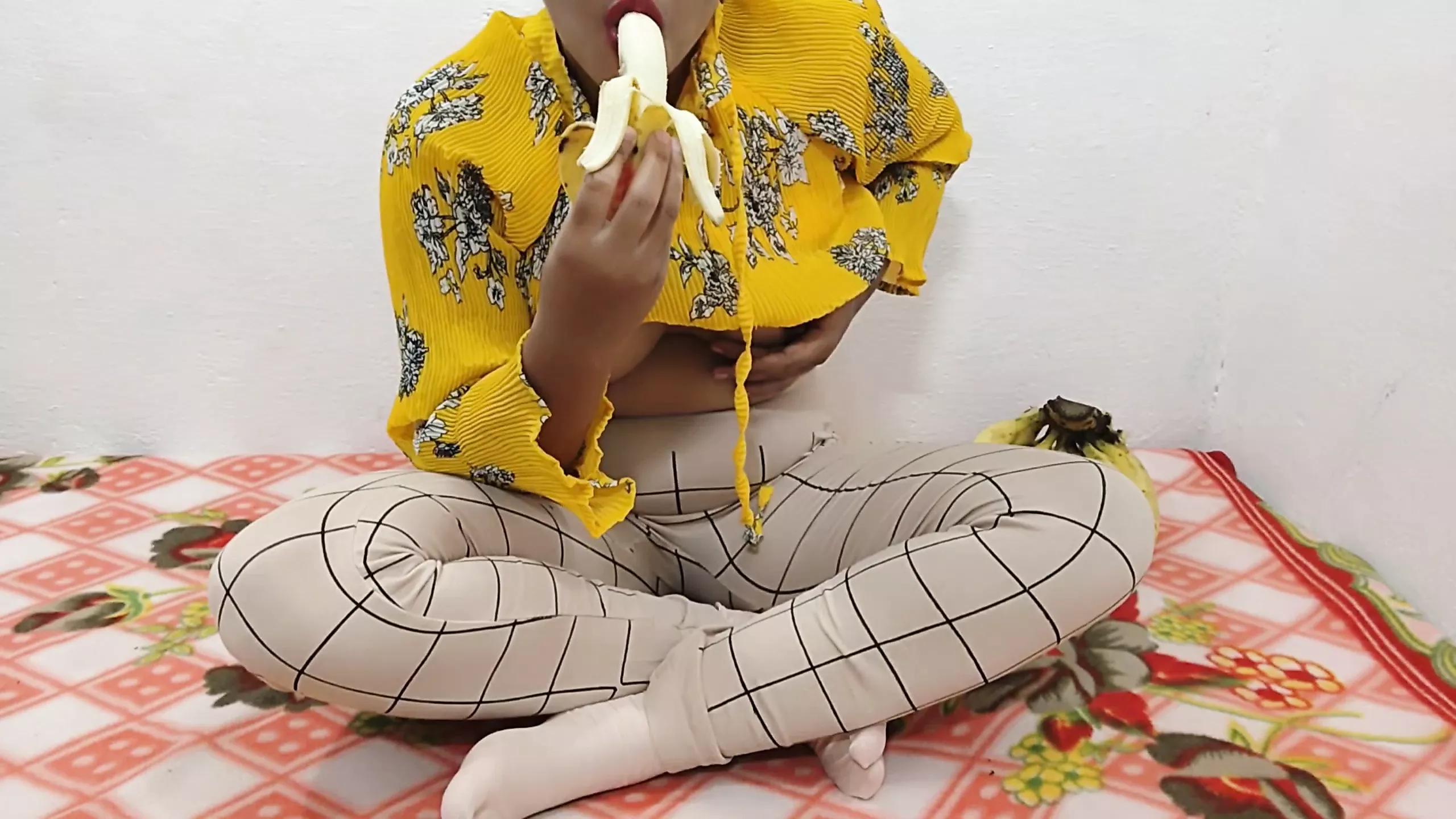 Dans Une Robe Courte Jaune Je Me Caresse Et Je Branle Ma Chatte Avec