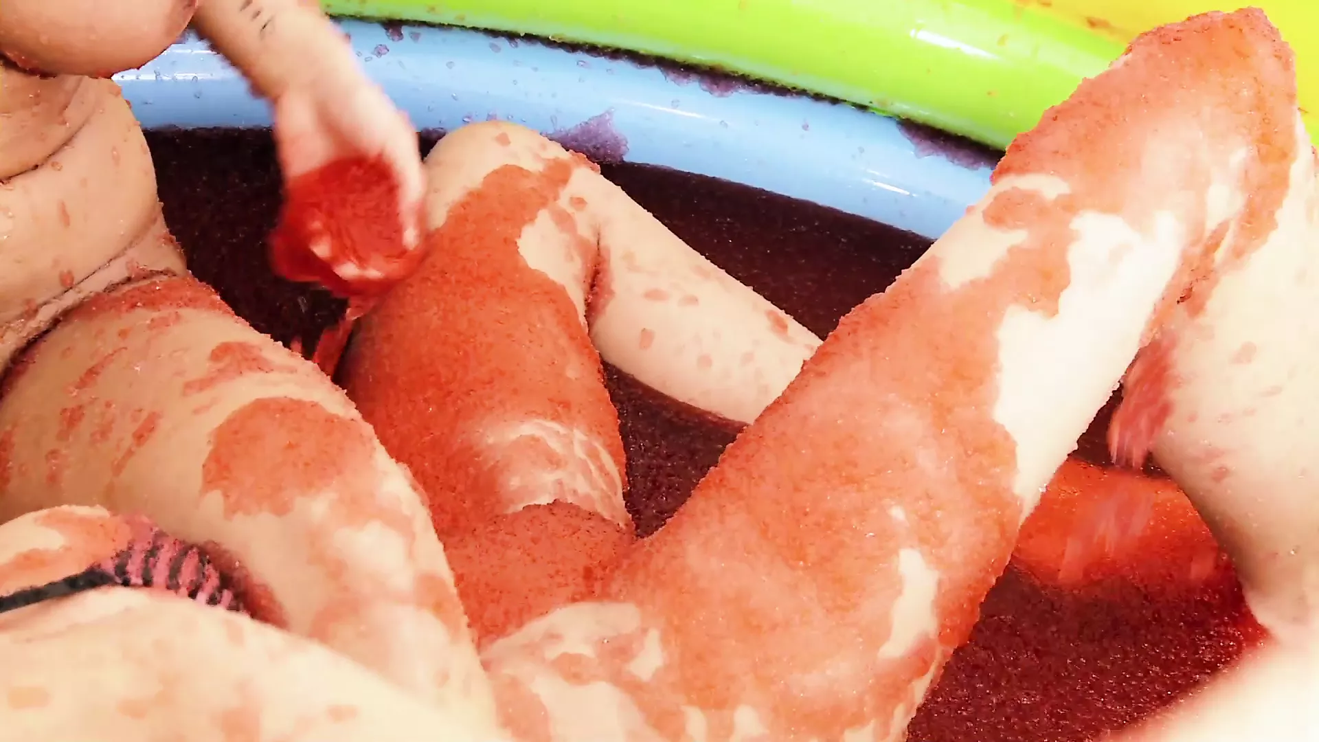 Lesben haben Spaß im kleinen Schwimmbad | xHamster