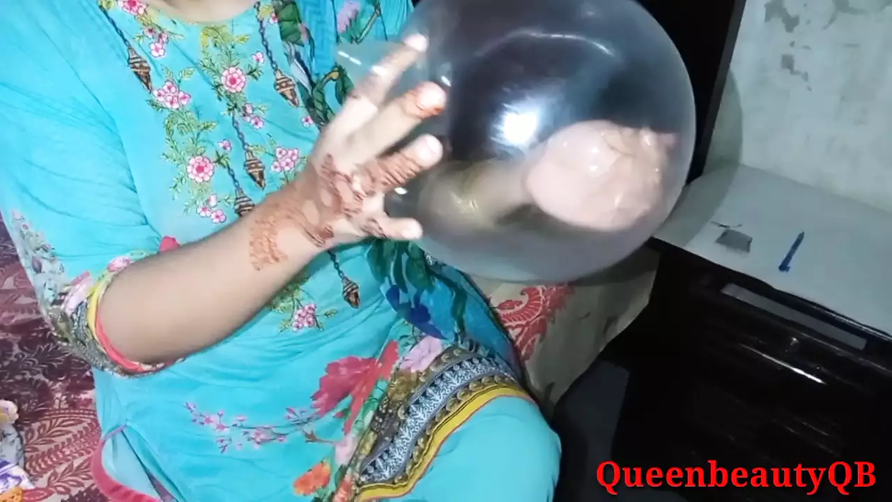 Choti Na Condom Ko He Balloon Samaj Liya Or Condom Ka Sath Khalnay Lagi 7844