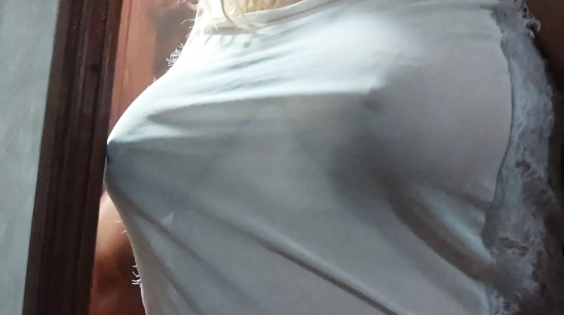 Pissen op het toilet van het hotel in witte lingerie | xHamster