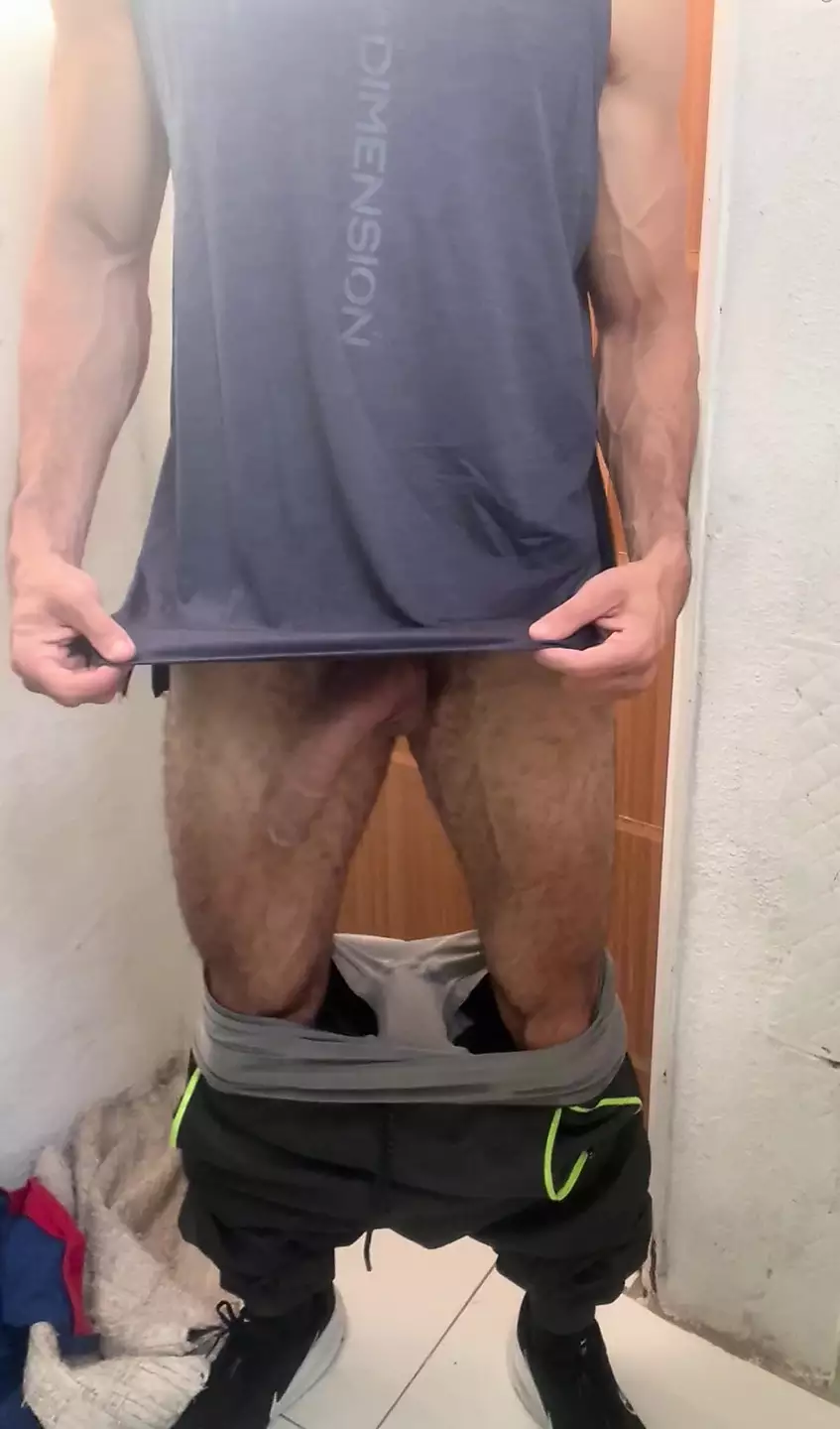 Un grande grosso cazzo peloso dopo l'arrivo in palestra | xHamster