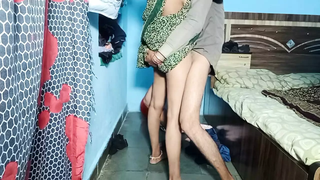 看到小嫂一个人，把我的土地放在小姨子的屁股上 Xhamster 3984
