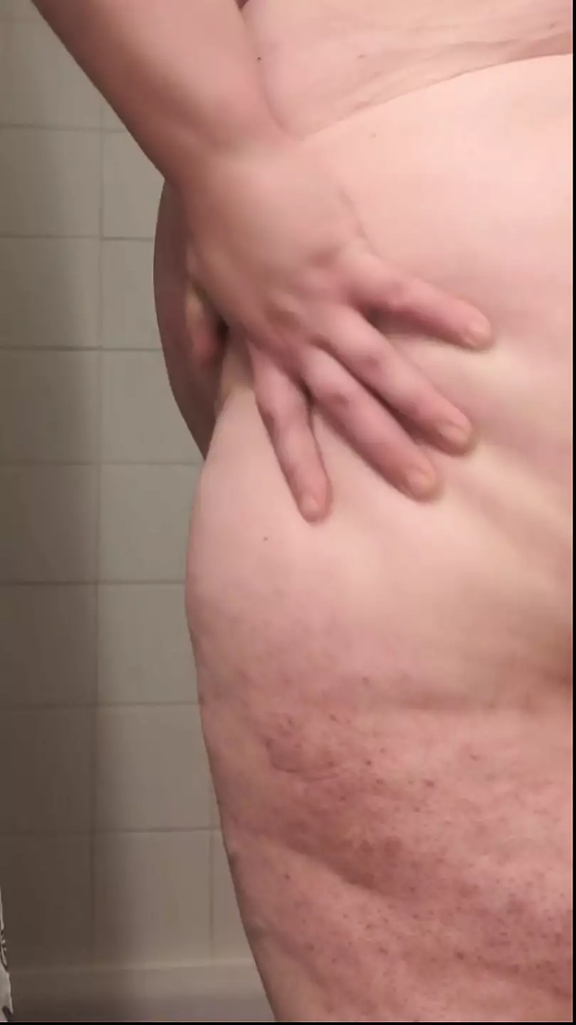 Chico gordito monta polla en la ducha | xHamster