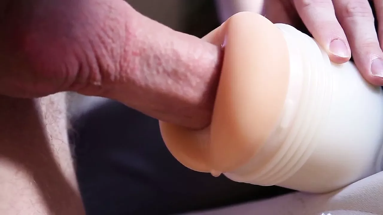 Une bite rebondit en jouissant dans un jouet | xHamster