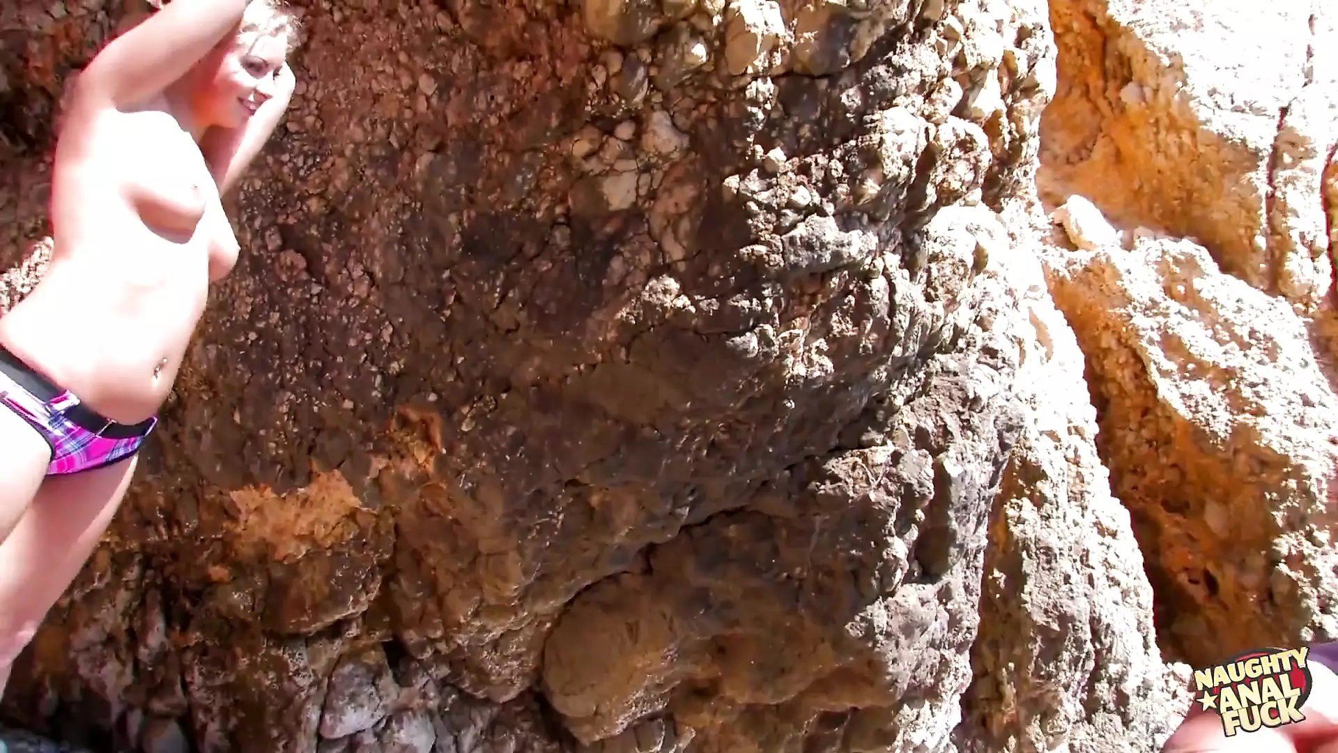 Rubia francesa seduce a un joven y abultado semental y le deja follar su culo en la playa | xHamster