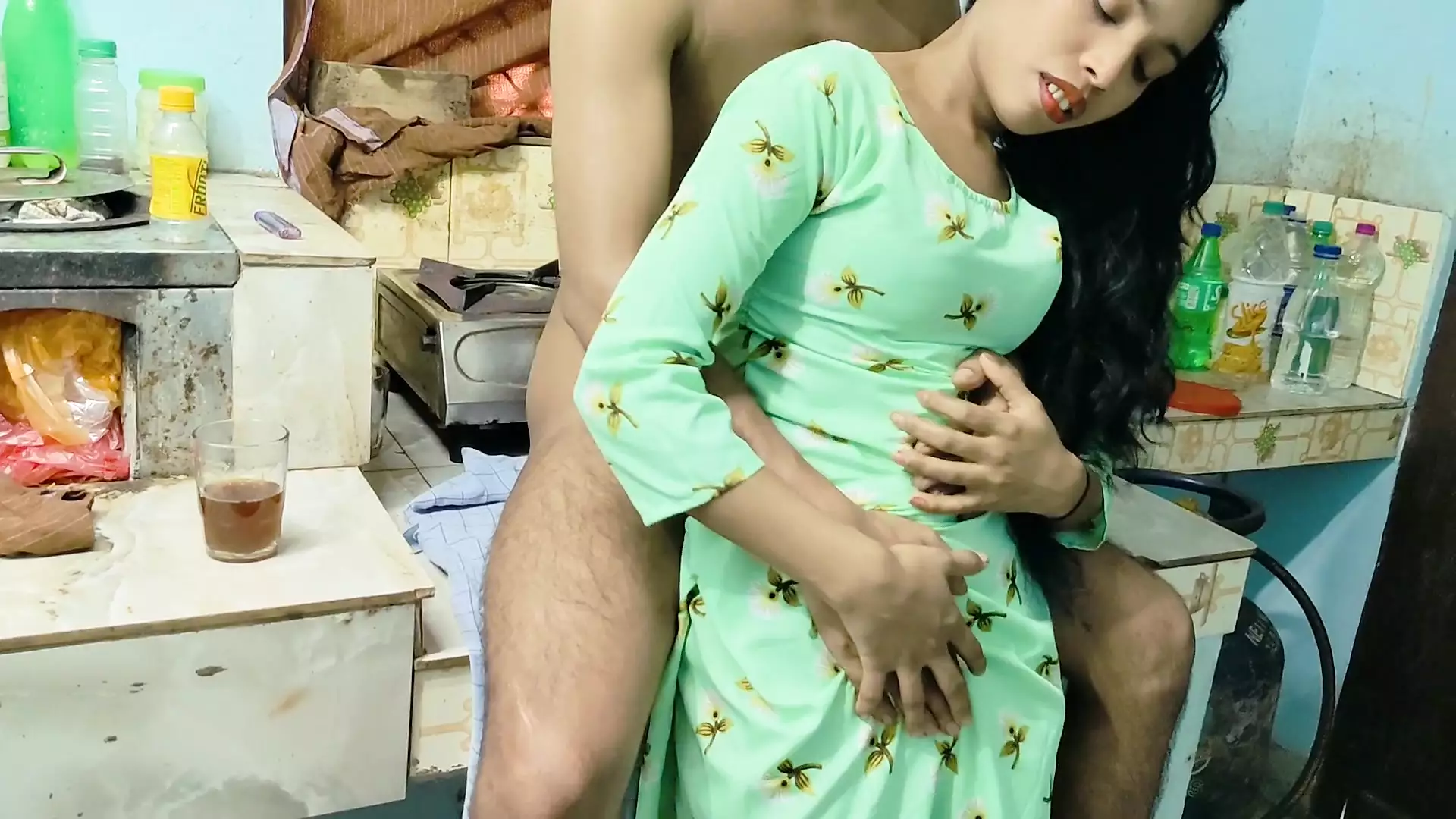 सुंदरी बहुत उत्साहित थी और फोटो में फोटोग्राफर के साथ सेक्स किया था