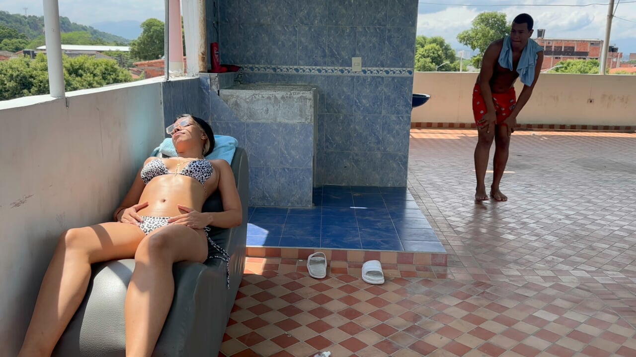 Przyrodni brat zaskakuje mnie opalanie w jego Kama Sutra i proszę go, aby dał mi nowe ...