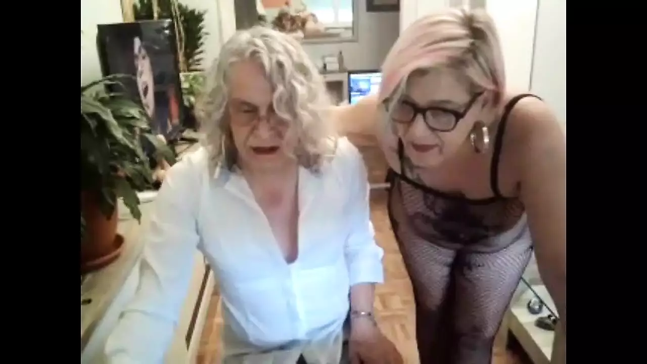 Danielle给carla口交，然后carla干danielle Xhamster