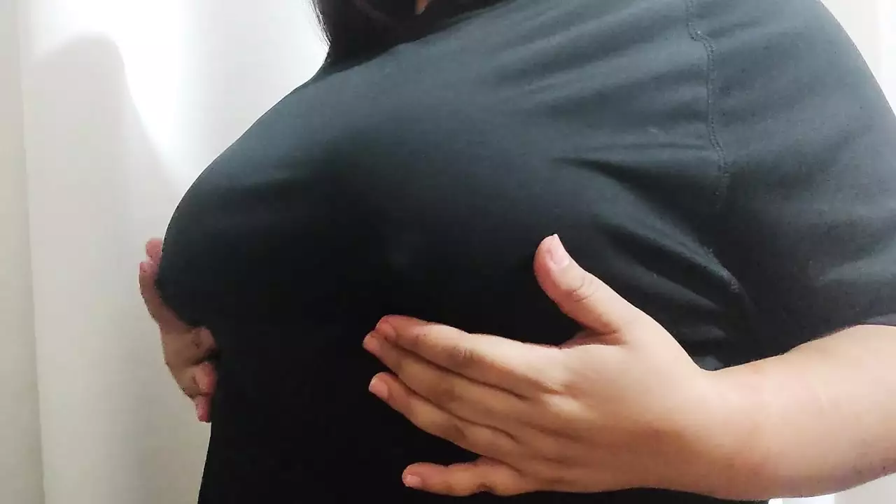 Fettes Mädchen Mit Dicken Titten Spielt Mit Ihrem Neuen Sexspielzeug
