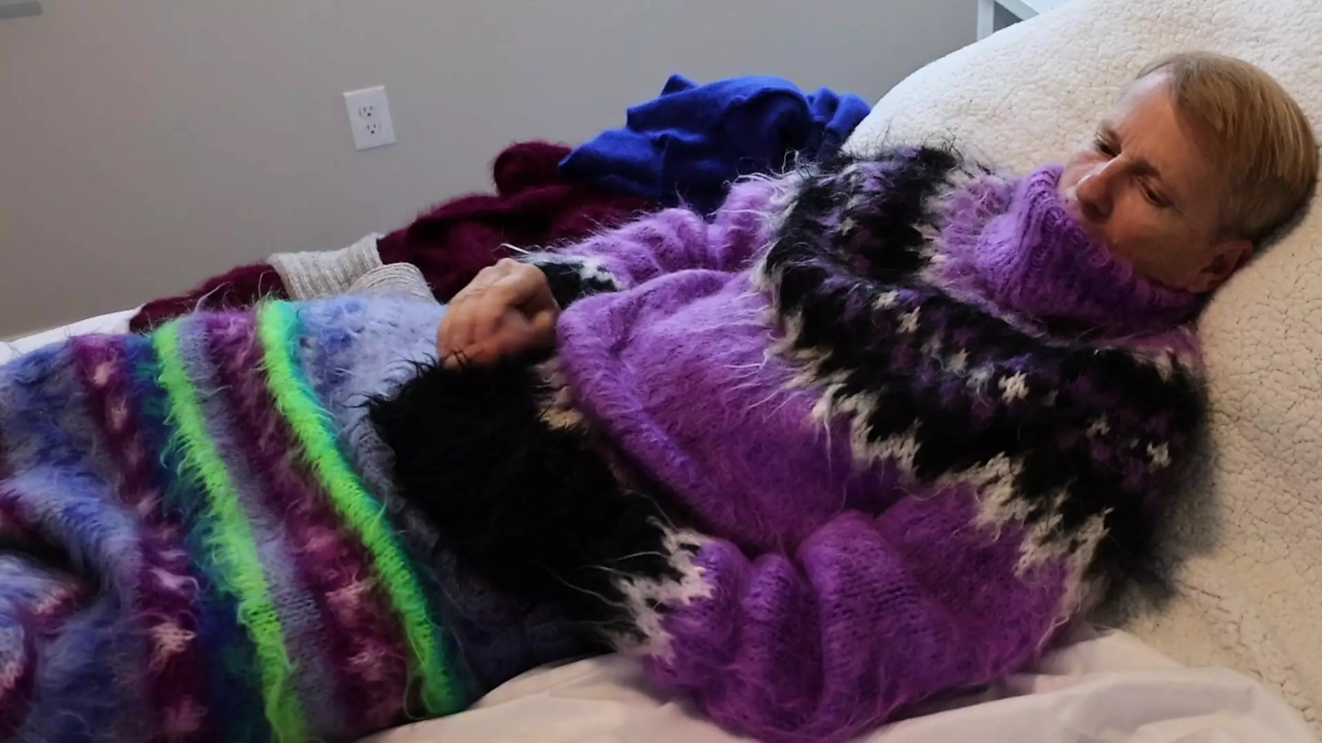 Sweater Fetish Mohair And Angora In A Fleece Sweater Bed With Several 4233