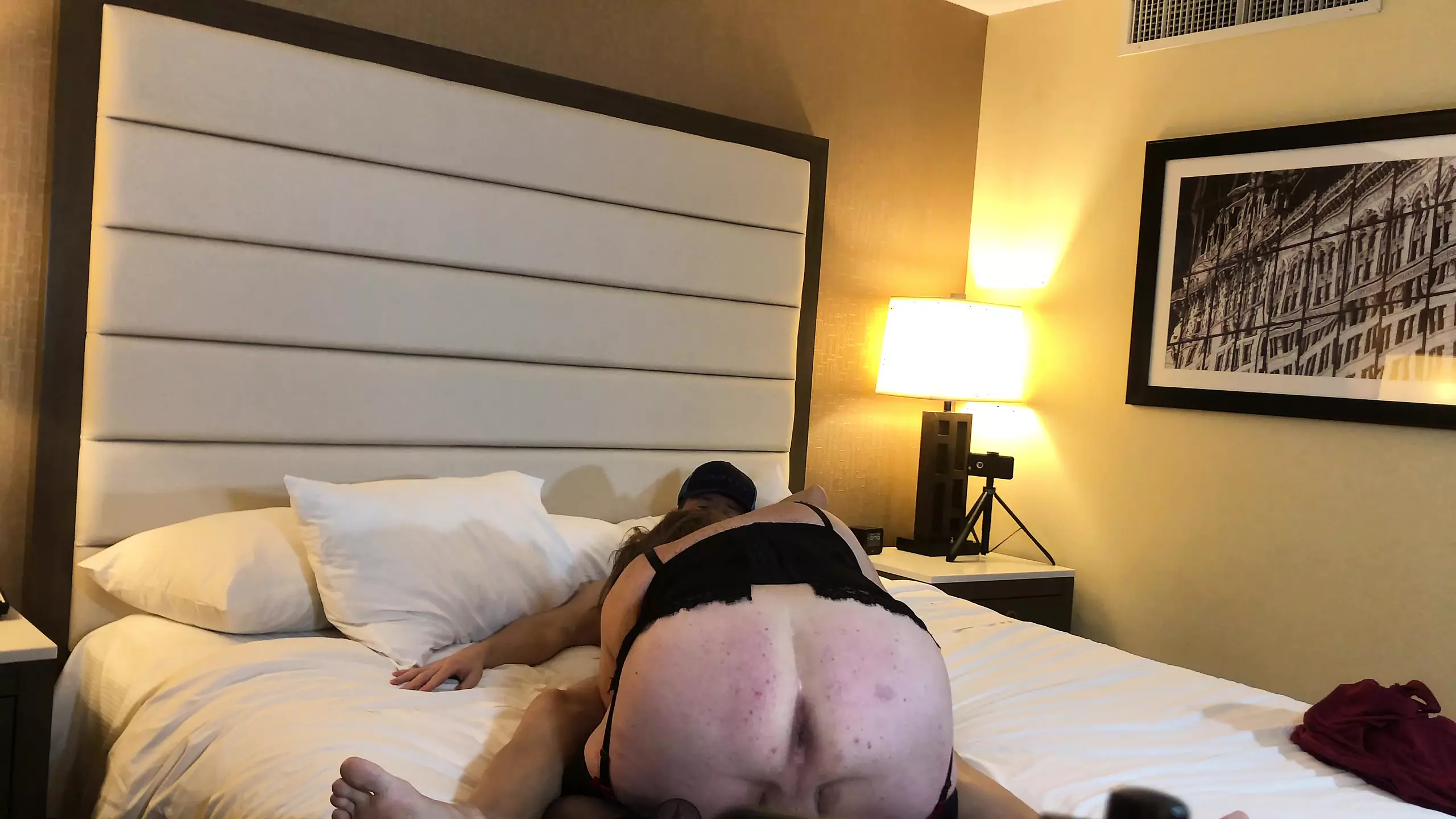 Reifer Transvestit mit riesigem Arsch, Schwanz lutschen | xHamster