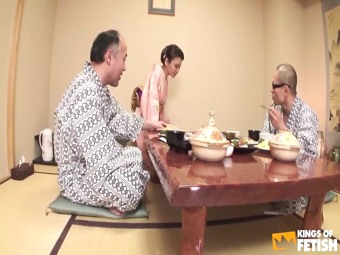 两个年长的男人和一个日本女郎玩耍并让她潮吹 Xhamster