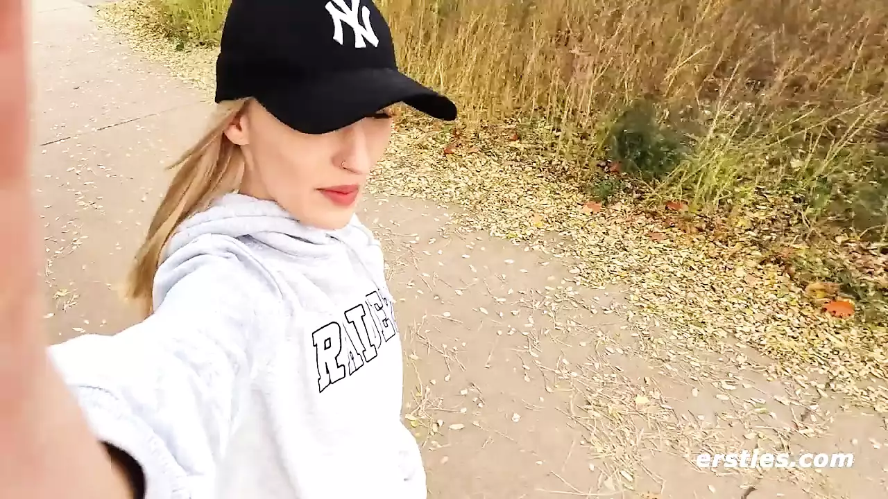 Ersties - sexy Schätzchen, Vierer-Spiel mit einem Strap-on | xHamster