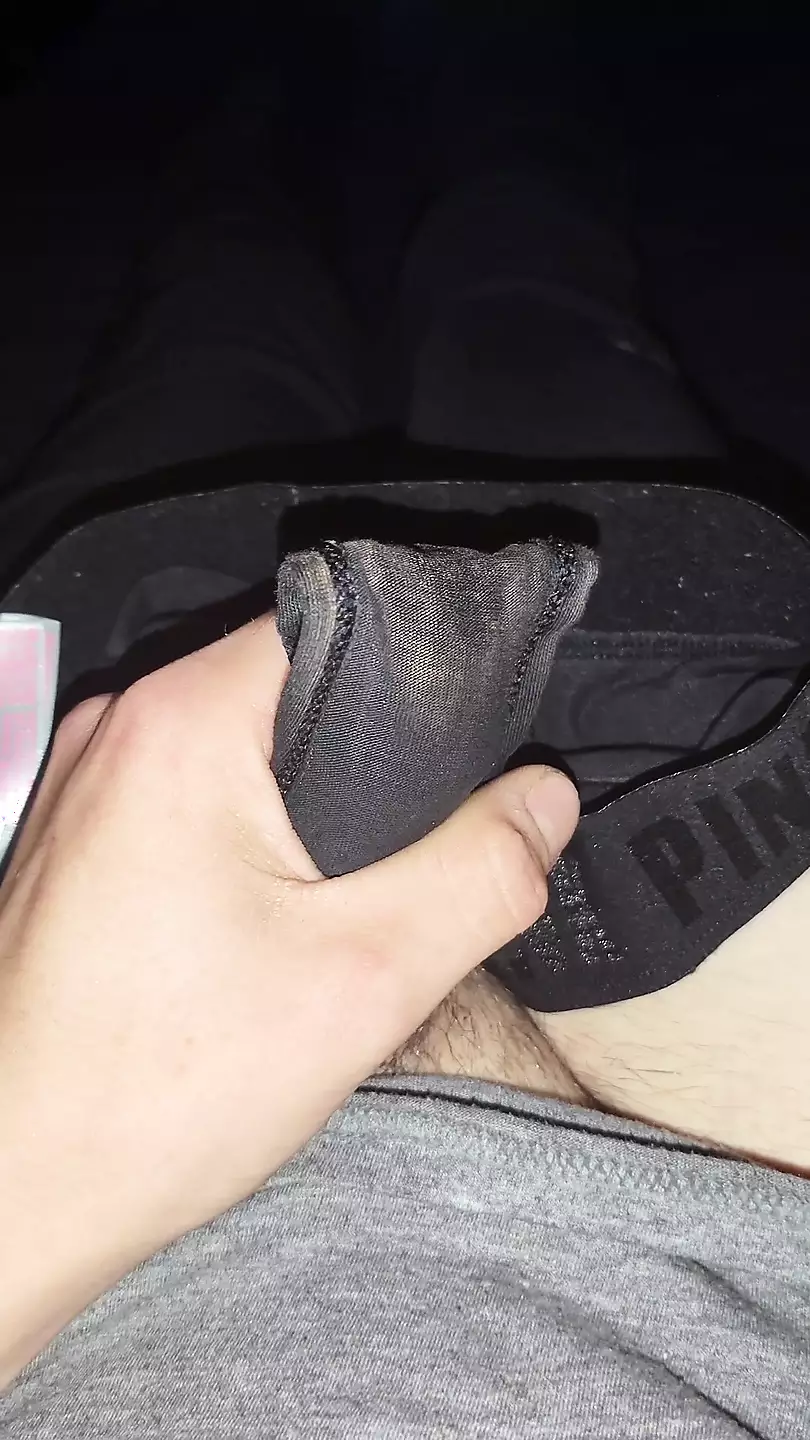 穿着继母的内裤撸管并高潮 Xhamster